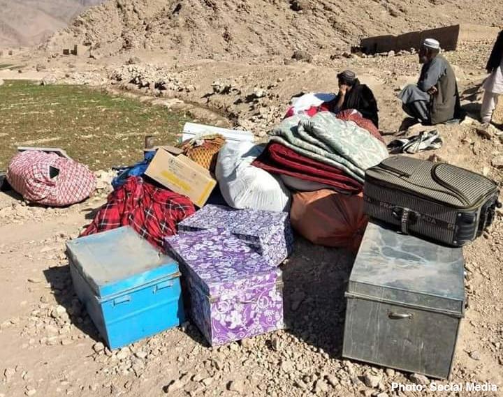 Taliban fighters order a village to empty in Daikundi - Zan Times